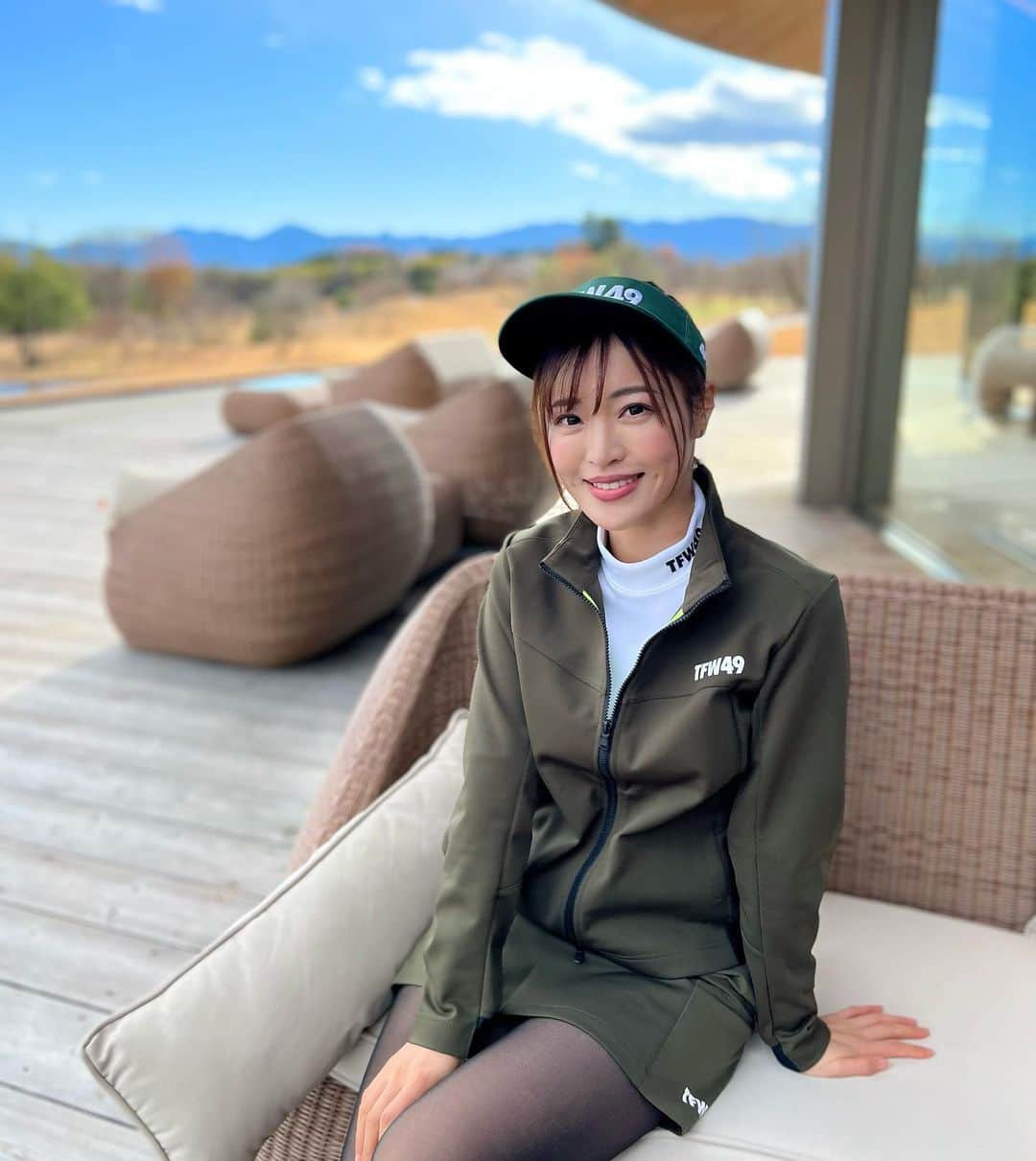 高橋としみさんのインスタグラム写真 - (高橋としみInstagram)「今日の撮影全身 @tfw49 のウェア かっこよくて、動きやすくて、 急にゴルフ上手くなった気分（笑） 明日の朝は ...