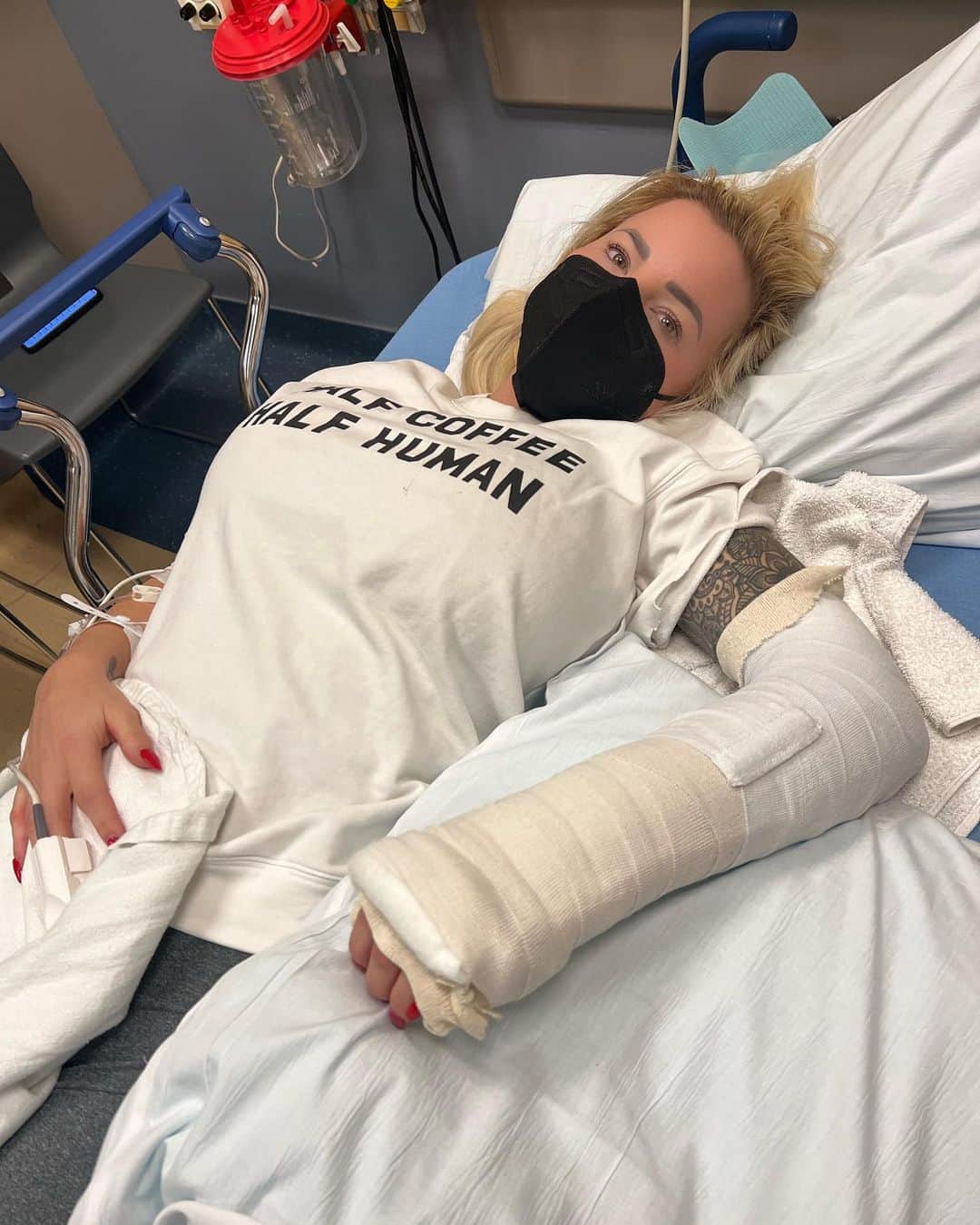 Jessica Weaverさんのインスタグラム写真 - (Jessica WeaverInstagram)「Shattered my ...