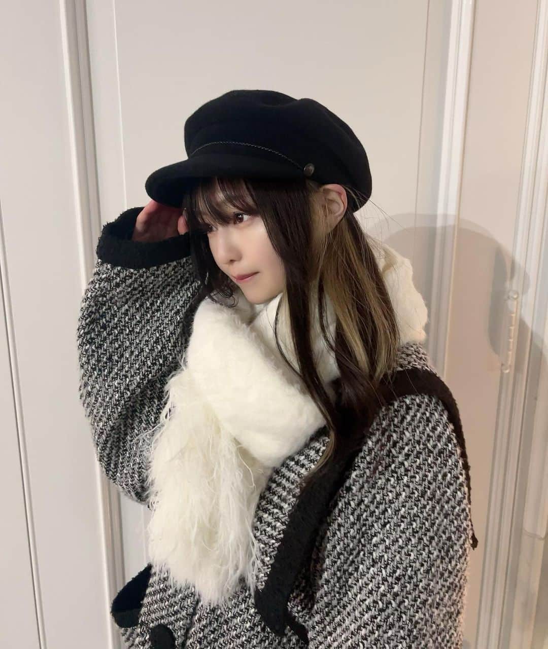 鎮目のどかさんのインスタグラム写真 - (鎮目のどかInstagram)「髪色変えたいなー🦦どんなのがいいと思う？ #ootd #code #コーデ #キャスケット #マフラー #ca4la ...