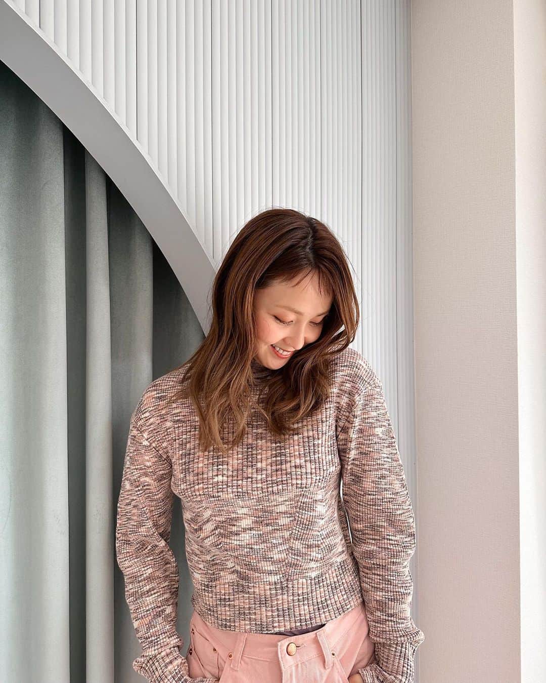 Ami さんのインスタグラム写真 - (Ami Instagram)「編み方、シルエットがなんとも可愛く 着心地抜群なニット。 萌え袖なリブも ...