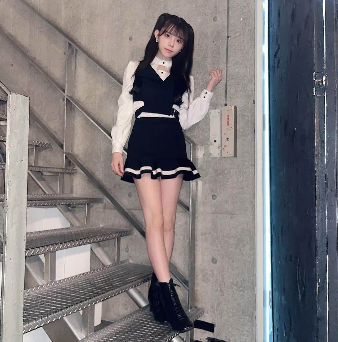 大森莉緒さんのインスタグラム写真 - (大森莉緒Instagram)「・ ・ 全身ver.🖤🤍 可愛い韓国衣装着れて嬉しかったな🤤🫶🏻 ...