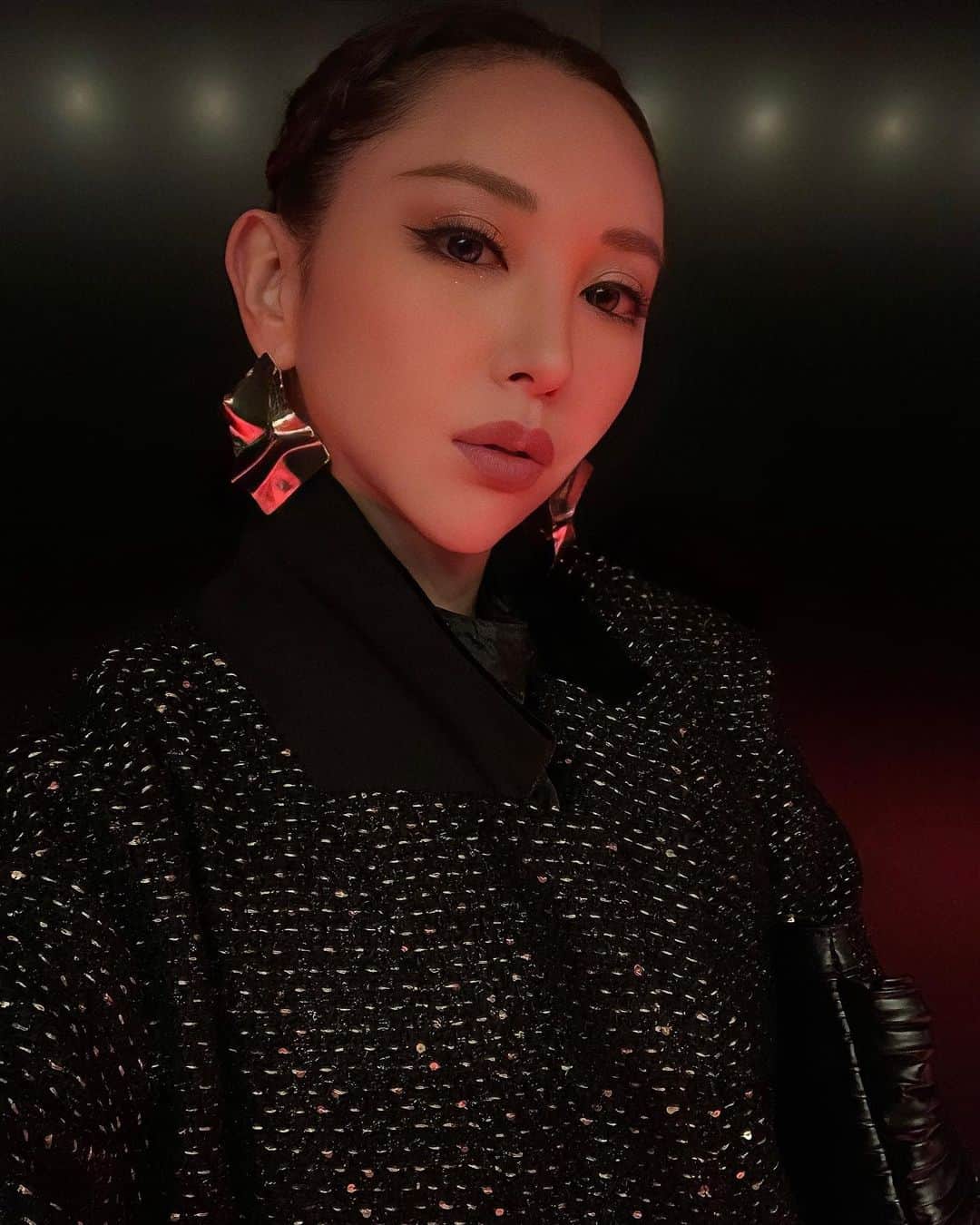 山崎みどりさんのインスタグラム写真 - (山崎みどりInstagram)「BLACK×GOLDのツィード膝丈コート🤍襟はベルベット🖤 ...