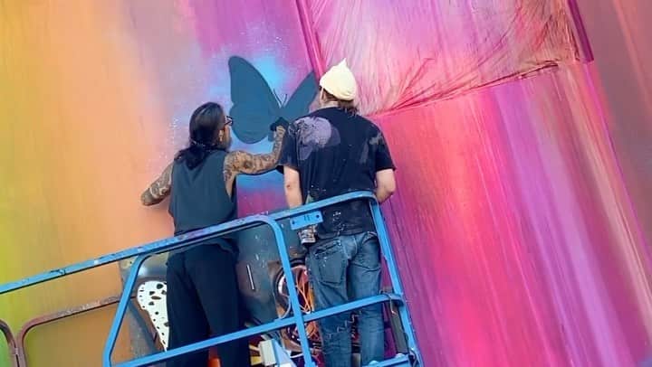 デイヴ・ナヴァロさんのインスタグラム動画 - (デイヴ・ナヴァロInstagram)「With @riskrock painting my ...