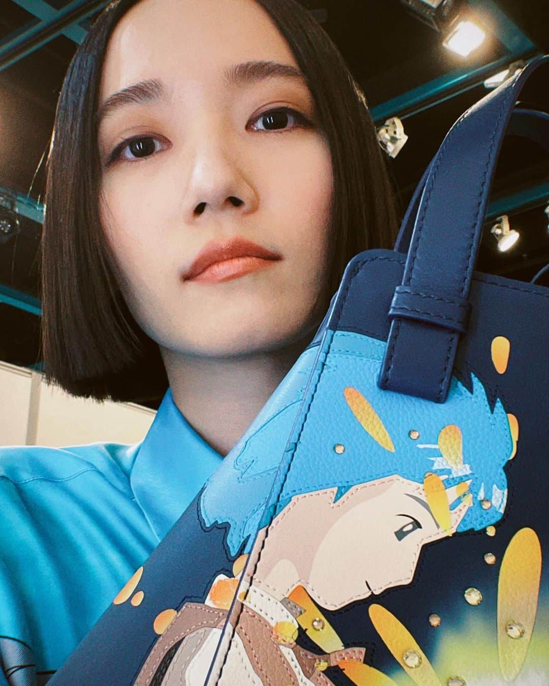 大本彩乃さんのインスタグラム写真 大本彩乃instagram「美容室で、まさにこのバッグの少年ハウルのシーン画像を見せて「あの、こんな感じの分厚い襟足にしてください」と、お願いした髪型 
