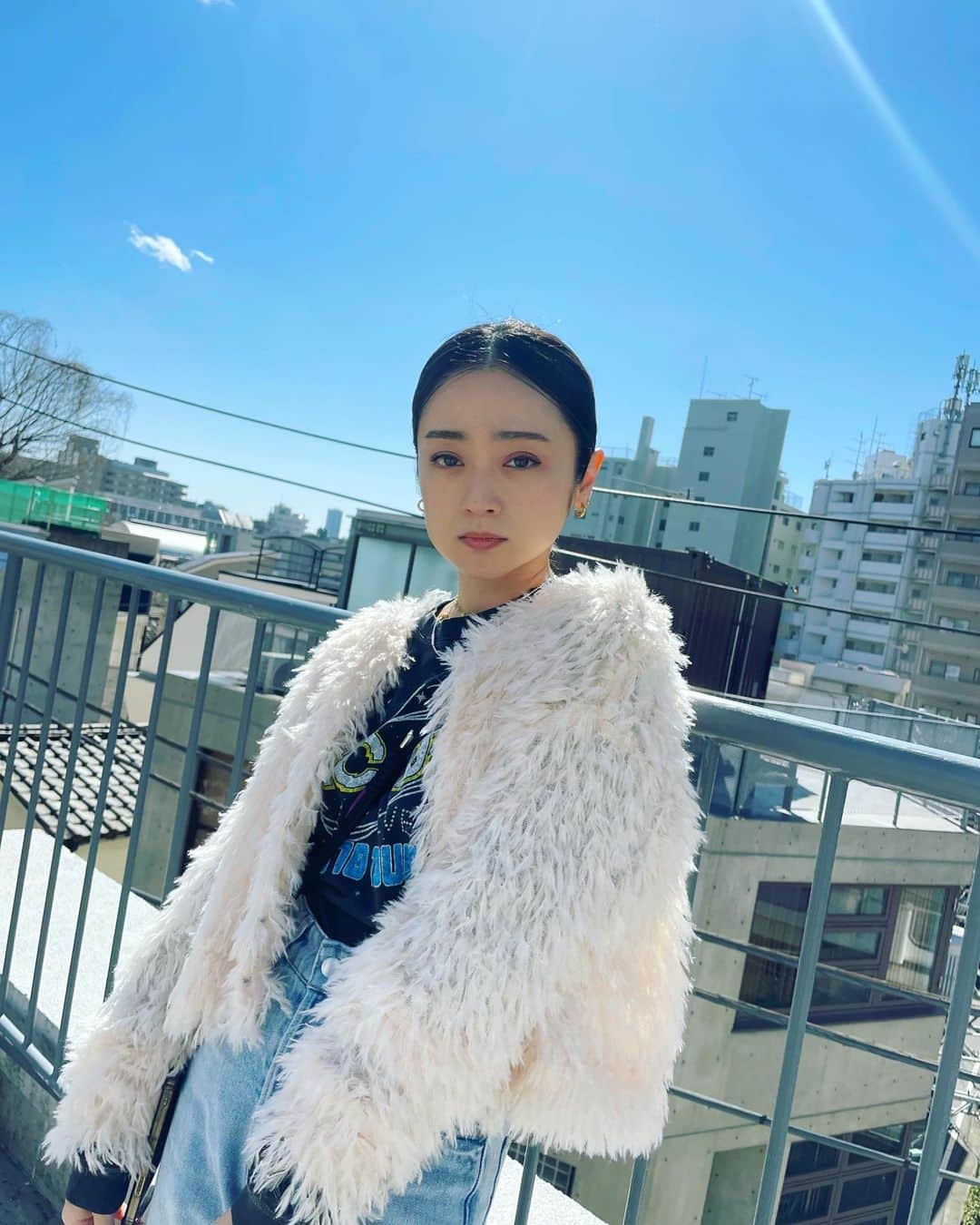 安達祐実さんのインスタグラム写真 安達祐実instagram 「💙🤍🖤 ある日のこと。 この日は、 スタッフとして撮影に参加。」2月23