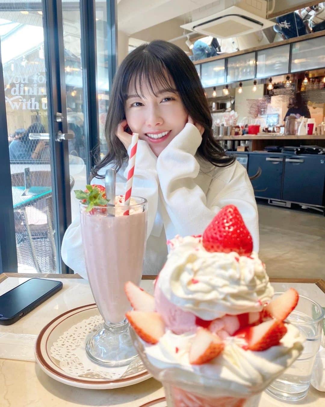 麻衣愛さんのインスタグラム写真 - (麻衣愛Instagram)「. ⋰ ⋱⋰ ⋱⋰ ⋱⋰ ⋱⋰ ⋱⋰ ⋱⋰ ⋱⋰ ⋱⋰ ⋱⋰ ⋱ . . ℂ𝕒𝕗𝕖 𝕥𝕚𝕞𝕖☕︎︎‎𓂃 いちご食べながら ...