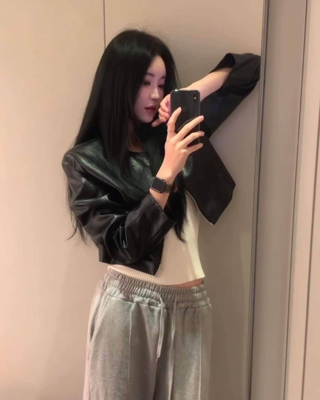 キム・ダビンさんのインスタグラム写真 - (キム・ダビンInstagram)「넘기면 제가 움직여요 신기하죠..?」2月25日 21時28分 ...