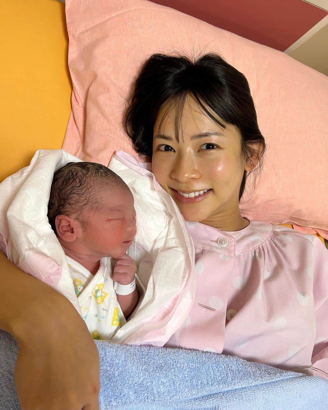 阪本智子さんのインスタグラム写真 阪本智子instagram 「👶🏻♡ 予定日より1週間と6日早い本日、 2023年3月6日 8 25に