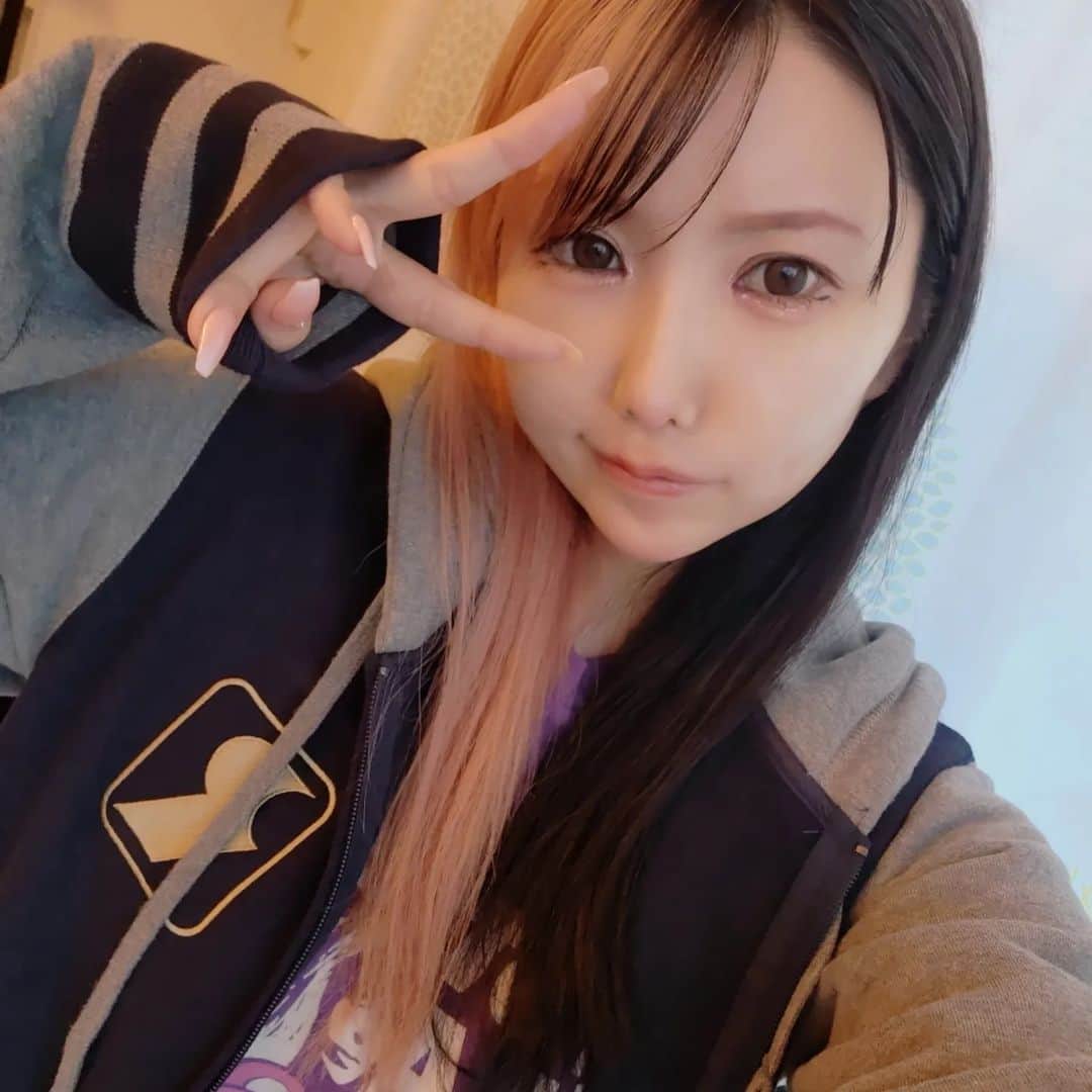 兎味ペロリナさんのインスタグラム写真 - (兎味ペロリナInstagram)「胸アツパーカーとナチュラルメイク #rareware #レア社 ...