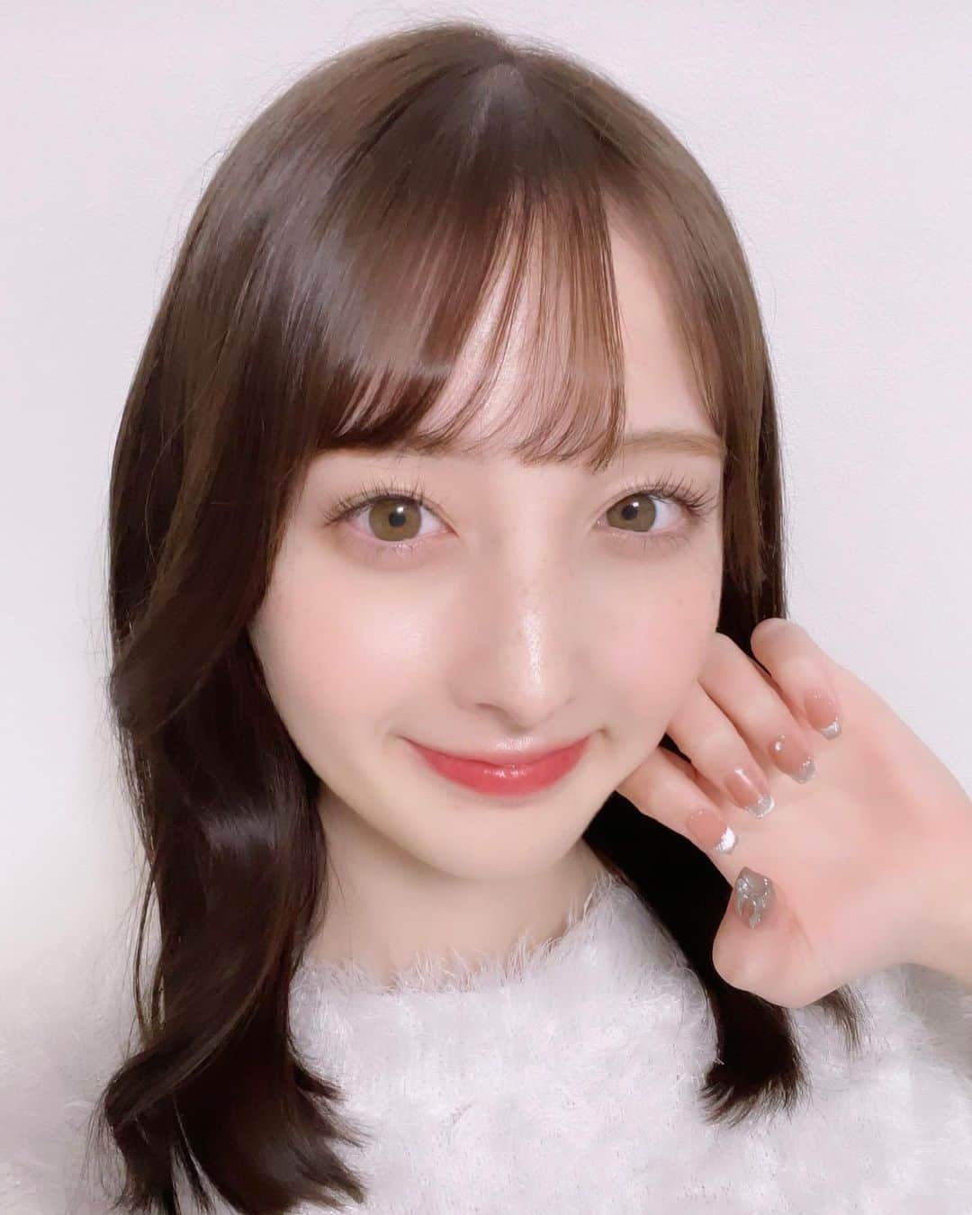 菜那セシルさんのインスタグラム写真 - (菜那セシルInstagram)「ネイル変えたよ〜💅 ツヤツヤでめっちゃ可愛いの🥲 リボンがお気に入り ...