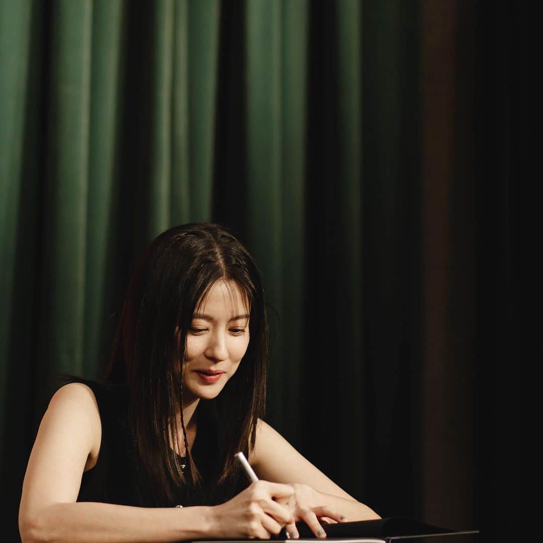 Allison Linさんのインスタグラム写真 - (Allison LinInstagram)「時隔兩年半，透過《36》這本新的攝影集，終於 ...