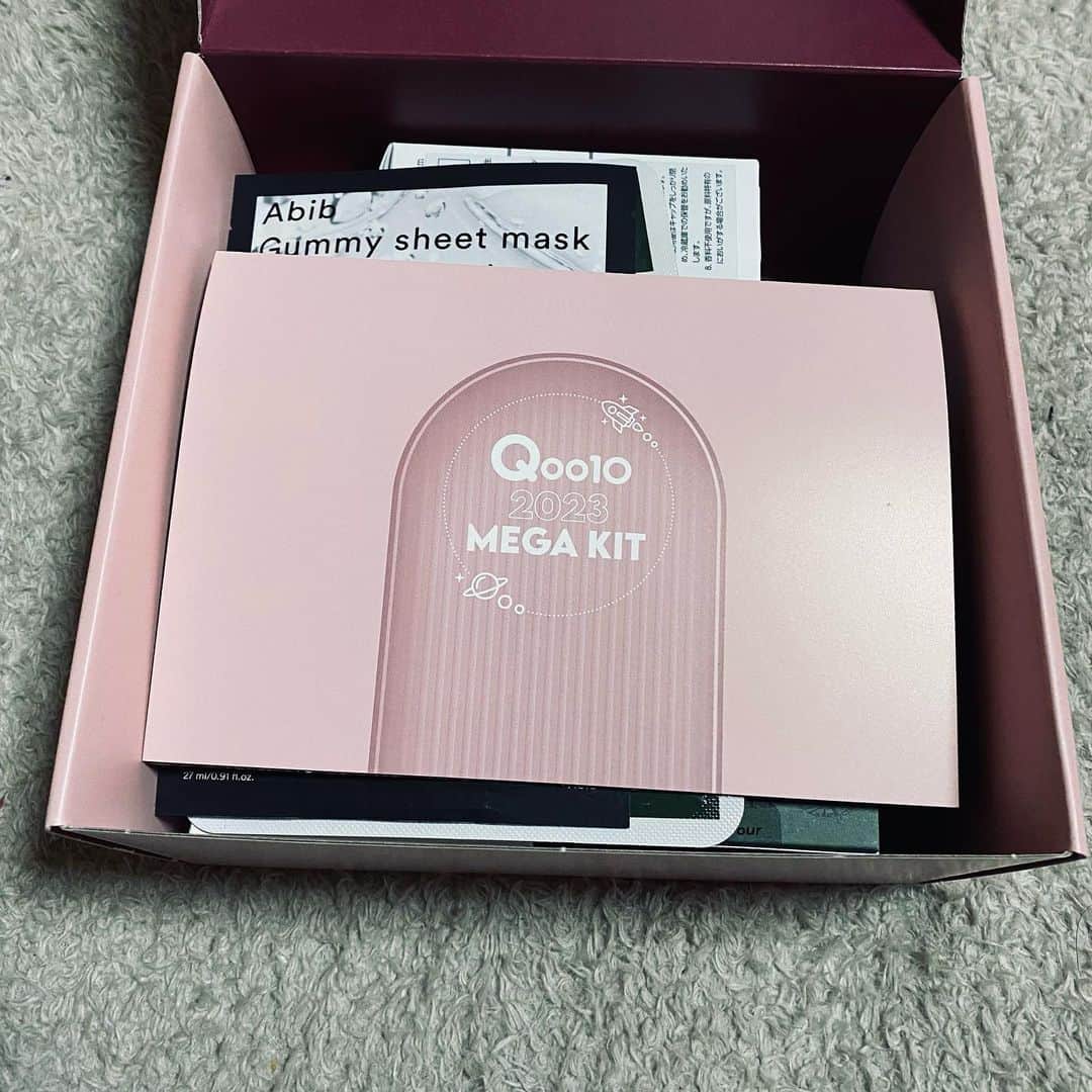 渡邊りつさんのインスタグラム写真 - (渡邊りつInstagram)「🌸🌸🌸 Qoo10オリジナルのMega Kit 2023 をご提供いただきました ‹‹\(´ω` )/››💐 ☑️Milk ...