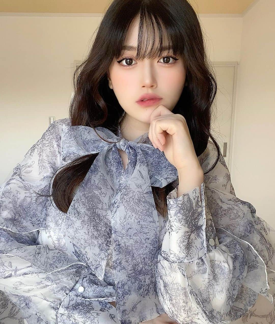 藤堂なえみさんのインスタグラム写真 - (藤堂なえみInstagram)「超高見えなブラウス🤍💙💠 可愛すぎる〜💠 🐈‍⬛ tops @grl_official skirt @dholic ...