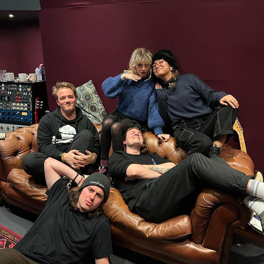 メイジー・ピーターズさんのインスタグラム写真 - (メイジー・ピーターズInstagram)「song 6! the band and i ...