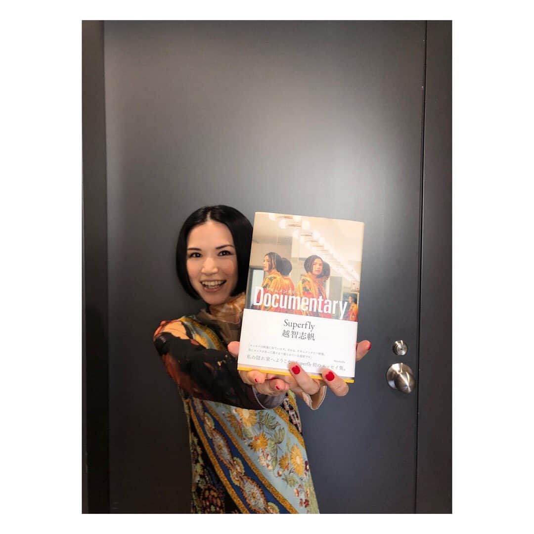 Superflyさんのインスタグラム写真 - (SuperflyInstagram)「エッセイ本、『ドキュメンタリー』が発売されました！！今日はたくさんインタビューしていただいております ...