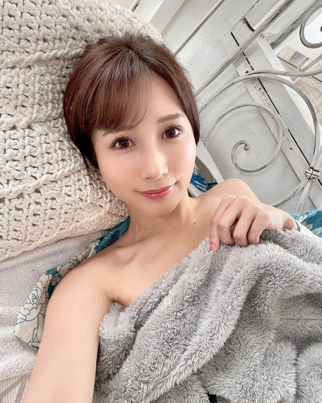 小島みなみさんのインスタグラム写真 - (小島みなみInstagram)「. . 連載もさせて頂いている 週刊実話さんの 撮り下ろしグラビア撮影💙 . GW頃発売予定です😊 . . . #週刊 ...