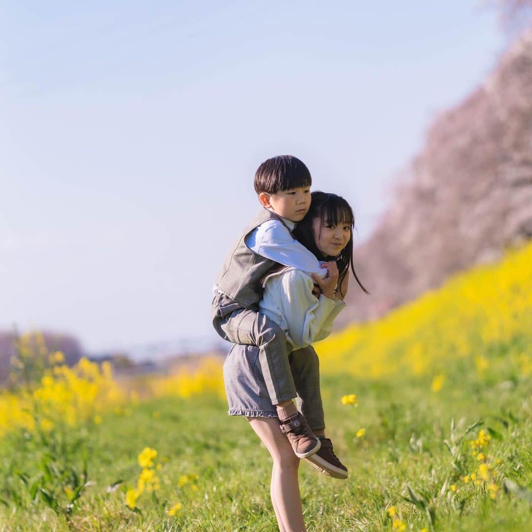 Ai.tさんのインスタグラム写真 - (Ai.tInstagram)「. おんぶ💓 . . 大きくなったら同じ様な構図で撮りたいな🌸 . . #姉弟 #8歳 #6歳」3月24日 19時08分 ...