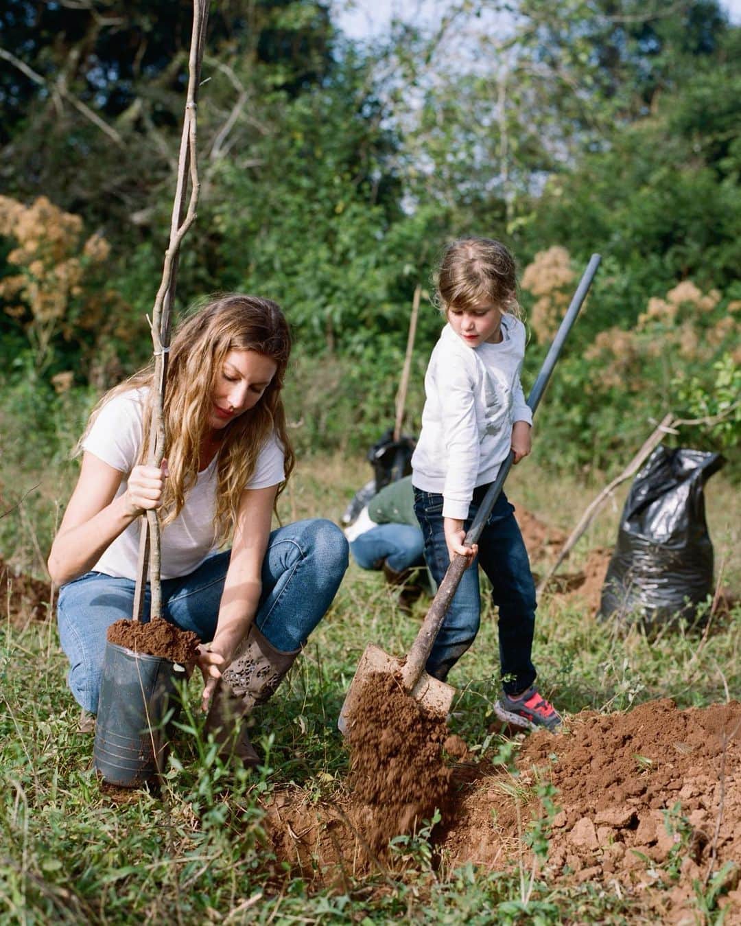 ジゼル・ブンチェンさんのインスタグラム写真 - (ジゼル・ブンチェンInstagram)「From planting trees ...