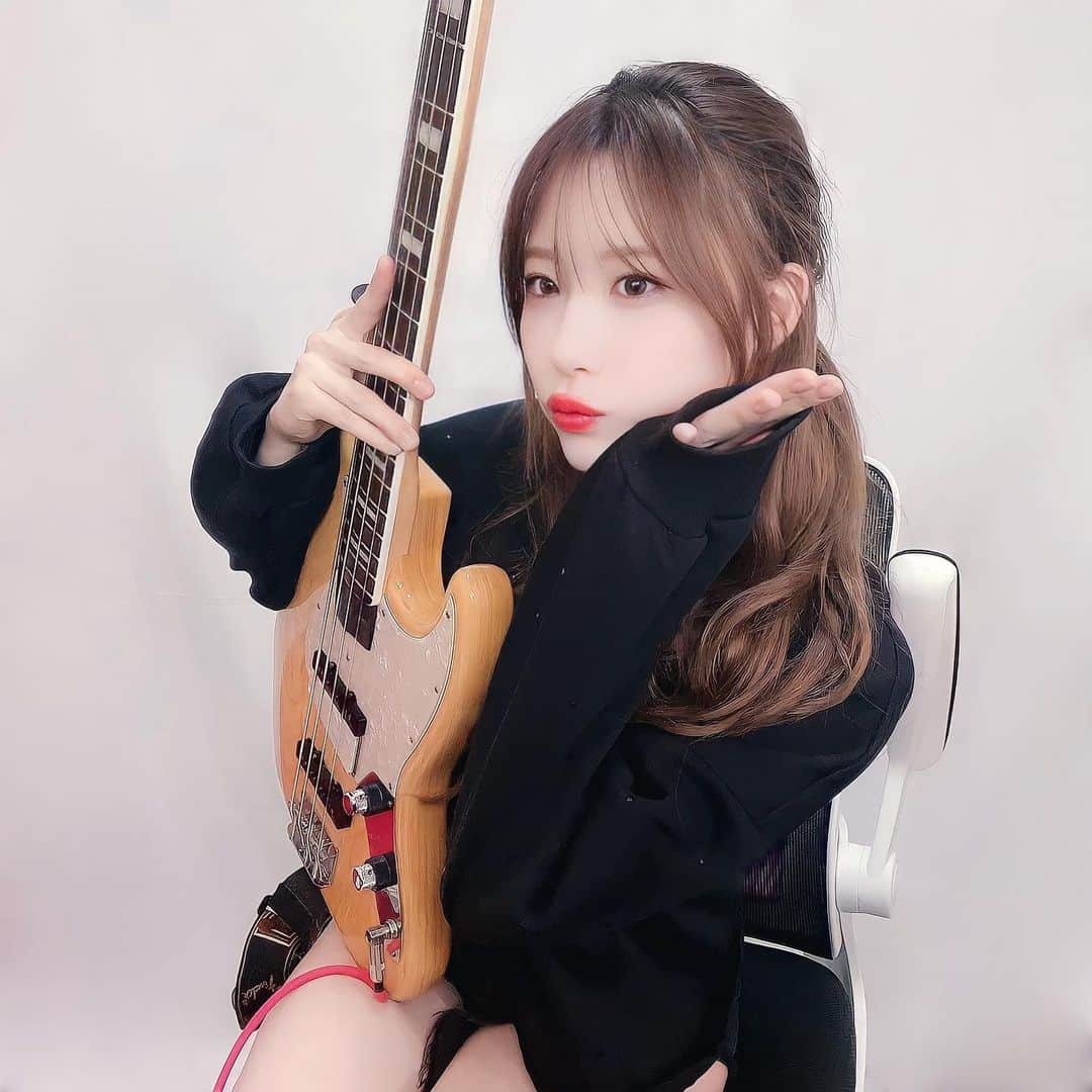 AKARIさんのインスタグラム写真 - (AKARIInstagram)「TikTok更新したよ〜！ みてね🎸 そして今日の夜22時 ...