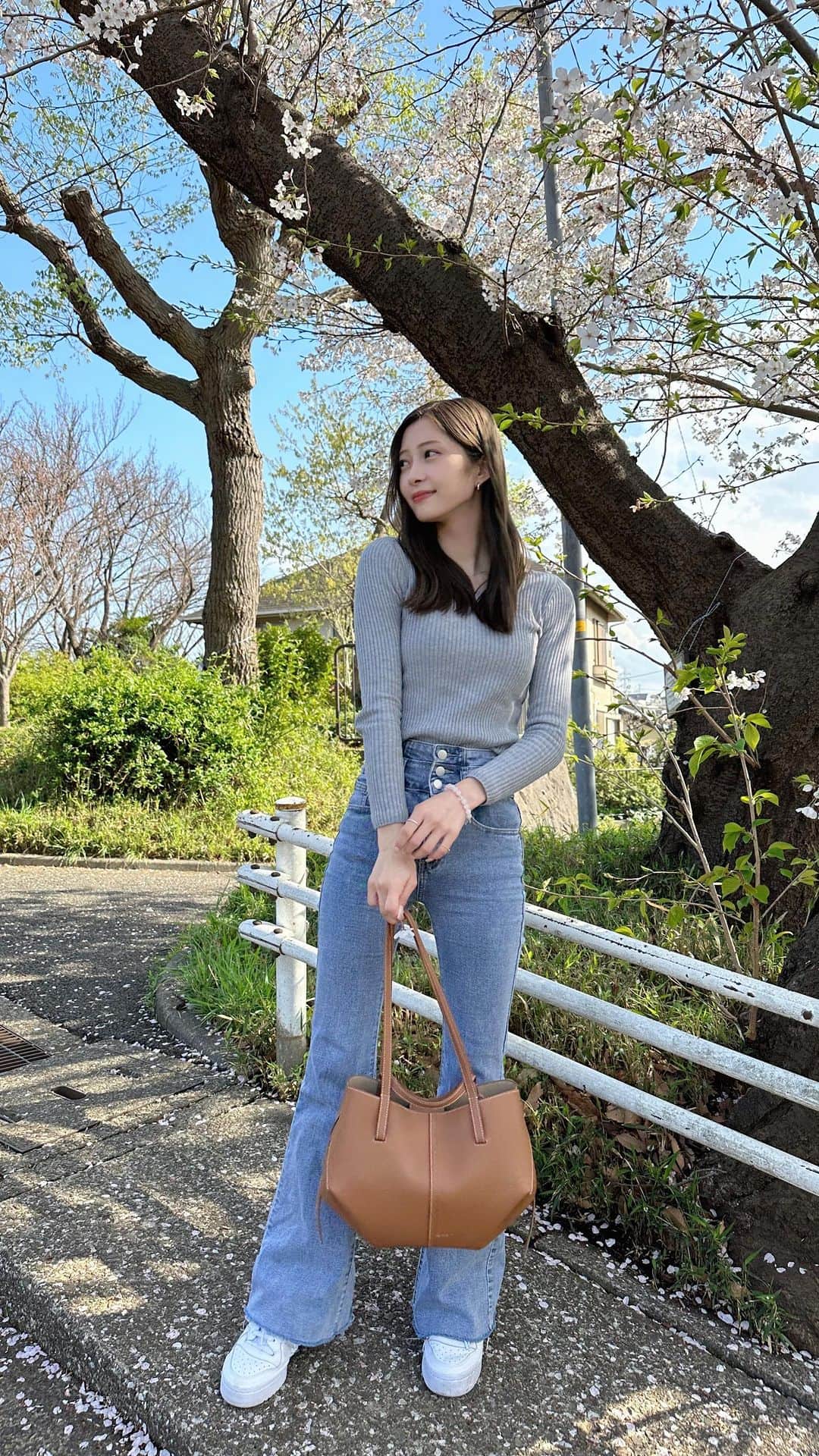 松川星さんのインスタグラム動画 - (松川星Instagram)「春風 🌸🍃 tops @dholic_official denim @anap_official bag @polene ...
