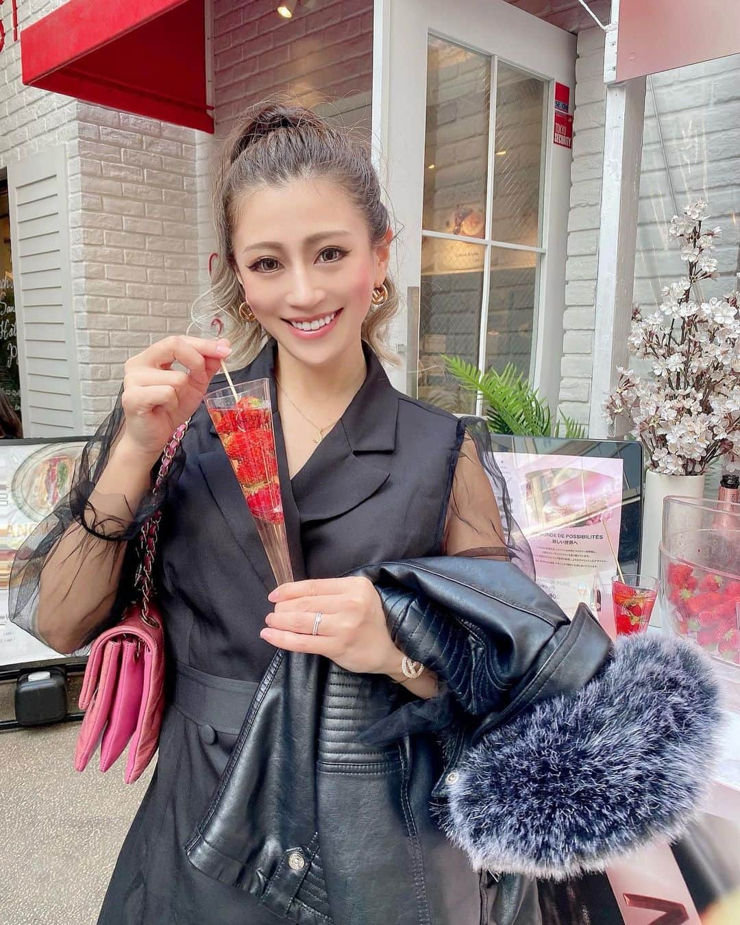 Yurikaさんのインスタグラム写真 Yurikainstagram 「🍓🌸🍓🌸 3年ぶりの目黒川の花見 行ってきたよん💓