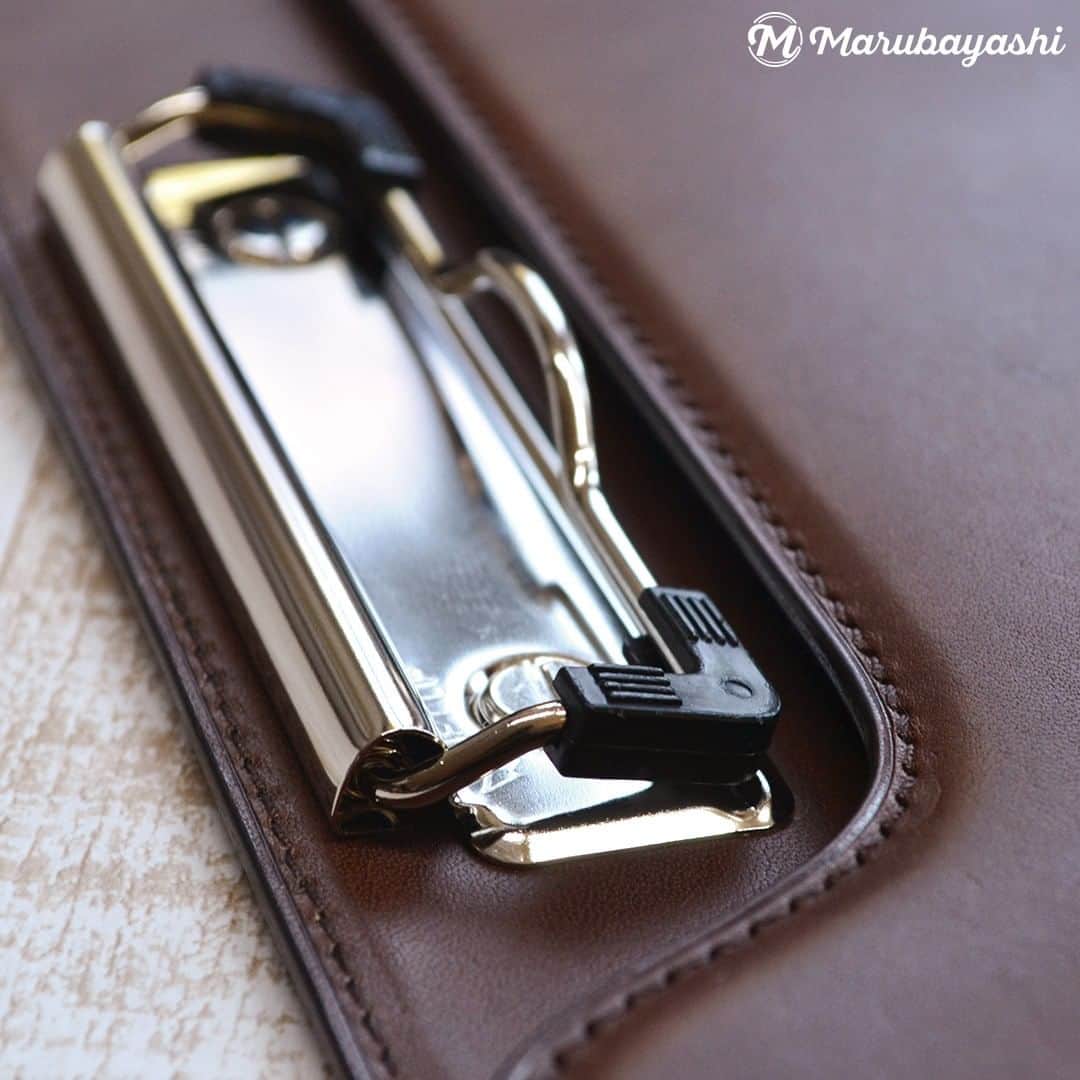 MARUBAYASHIさんのインスタグラム写真 - (MARUBAYASHIInstagram)「* A4用紙が挟める 本革クリップボード。 革の表情や手触りやなど 楽しんでいただけたら幸い ...
