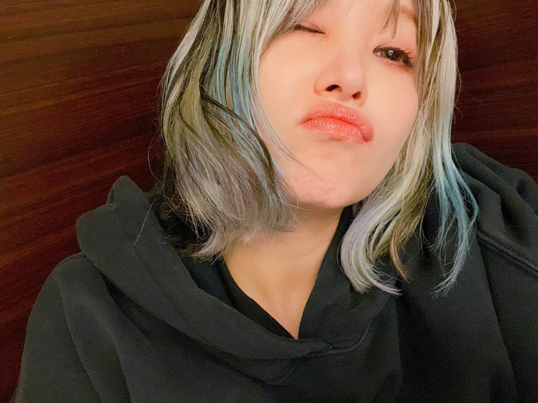 LiSAさんのインスタグラム写真 - (LiSAInstagram)「気分転換の水色🐳🐬🦋🦕🧊💎すぐ落ちるやつ🥣 @rica406」4月5日 1時49分 - xlisa_olivex