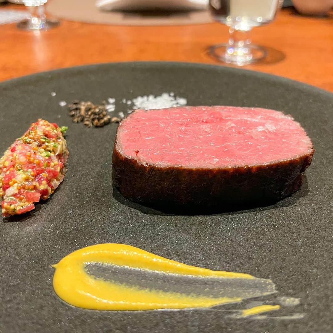 藤川奈々さんのインスタグラム写真 - (藤川奈々Instagram)「西麻布 レストラン「GINAGINA」（ジーナジーナ） 美人オーナーによる“お肉レクチャー”付き。低カロリー・低脂質の赤 ...