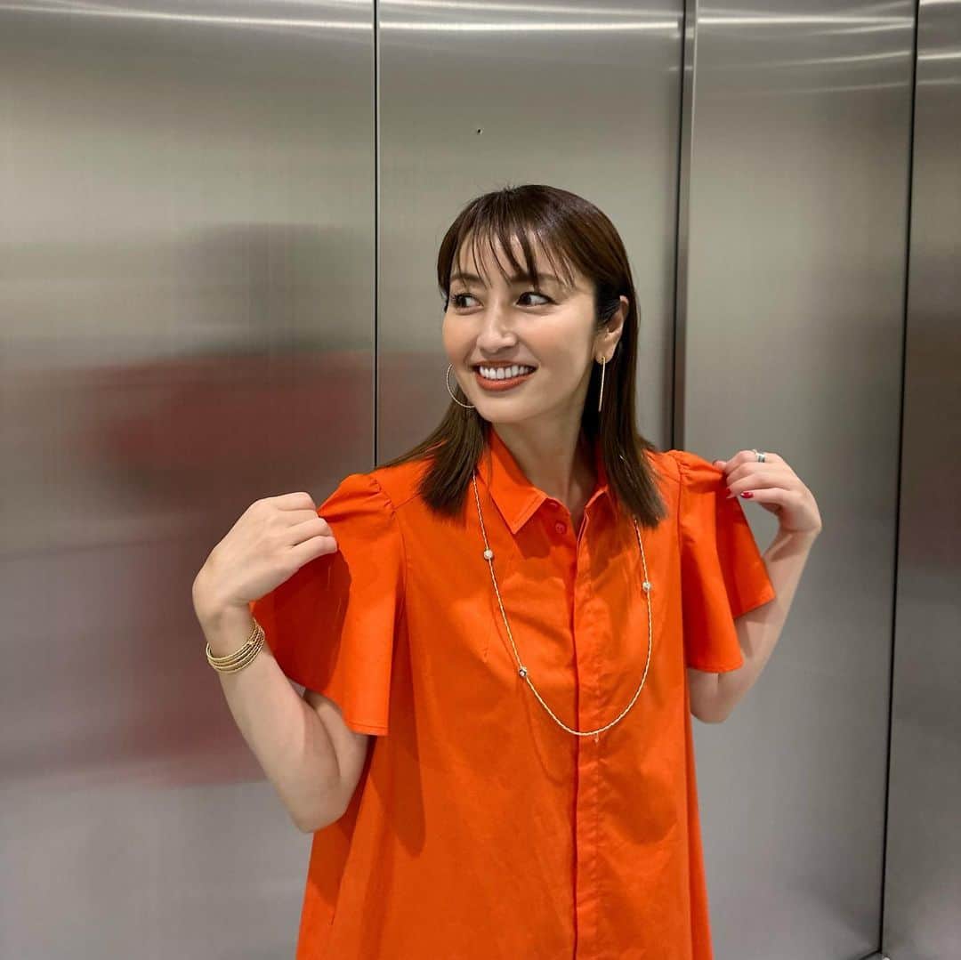 矢田亜希子さんのインスタグラム写真 - (矢田亜希子Instagram)「日本テレビ『世界衝撃！ウワォ動画』での衣装🍊🧡 ワンピース @paulekajapan @aoi.1961 ジュエリー ...