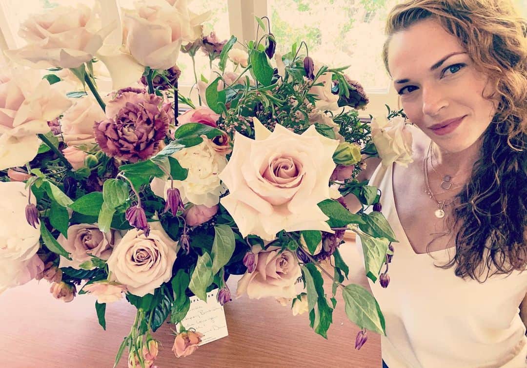 アマンダ・リゲッティさんのインスタグラム写真 - (アマンダ・リゲッティInstagram)「Showered with flowers by ...