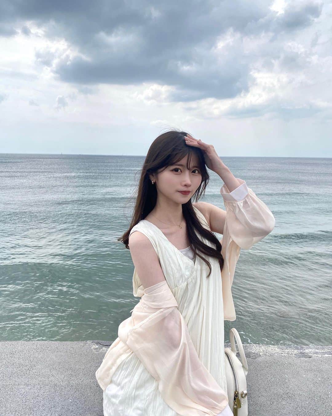 星乃まひろさんのインスタグラム写真 - (星乃まひろInstagram)「海と相性バッチリなワンピースのコーデ🕊♡ one-piece: @classicalelf_official バック ...