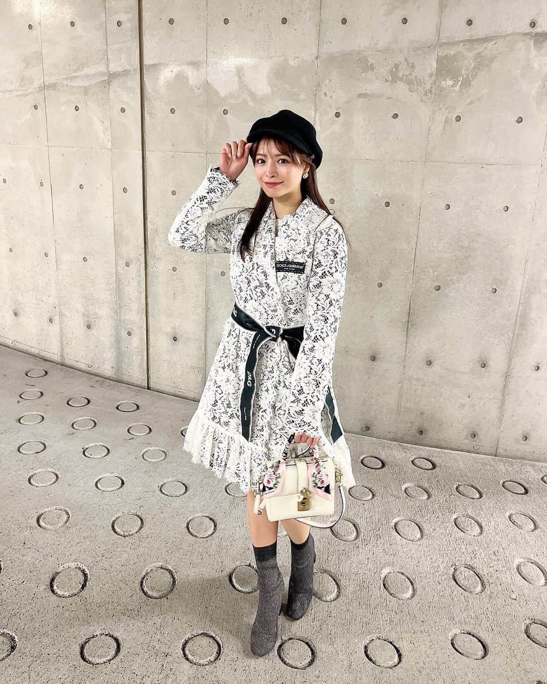 春菜めぐみさんのインスタグラム写真 - (春菜めぐみInstagram)「． 春コート着るタイミング難しいよね😗💭 OOTD👗💫 ． ． coat,bag🤍 @dolcegabbana ...