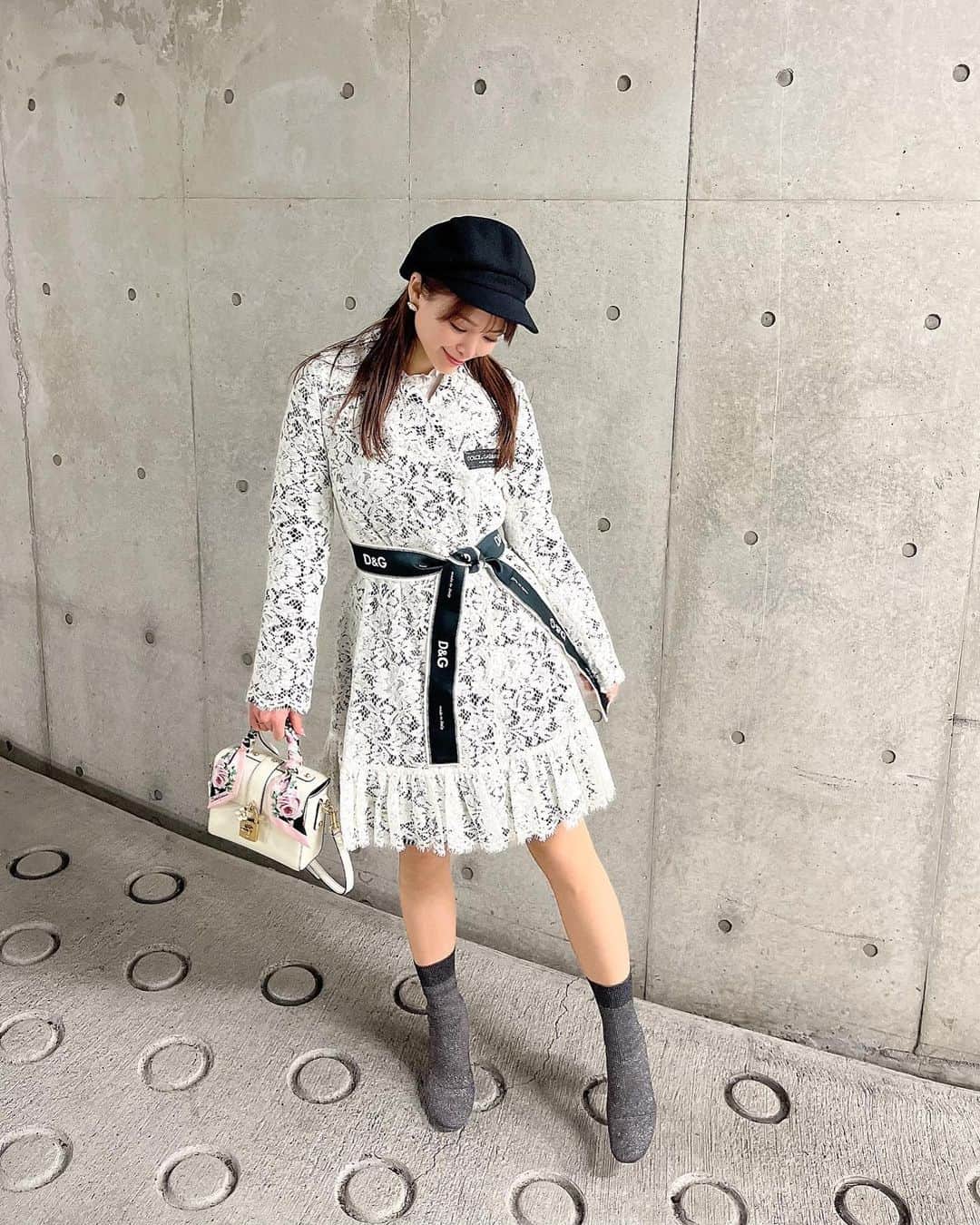 春菜めぐみさんのインスタグラム写真 - (春菜めぐみInstagram)「． 春コート着るタイミング難しいよね😗💭 OOTD👗💫 ． ． coat,bag🤍 @dolcegabbana ...