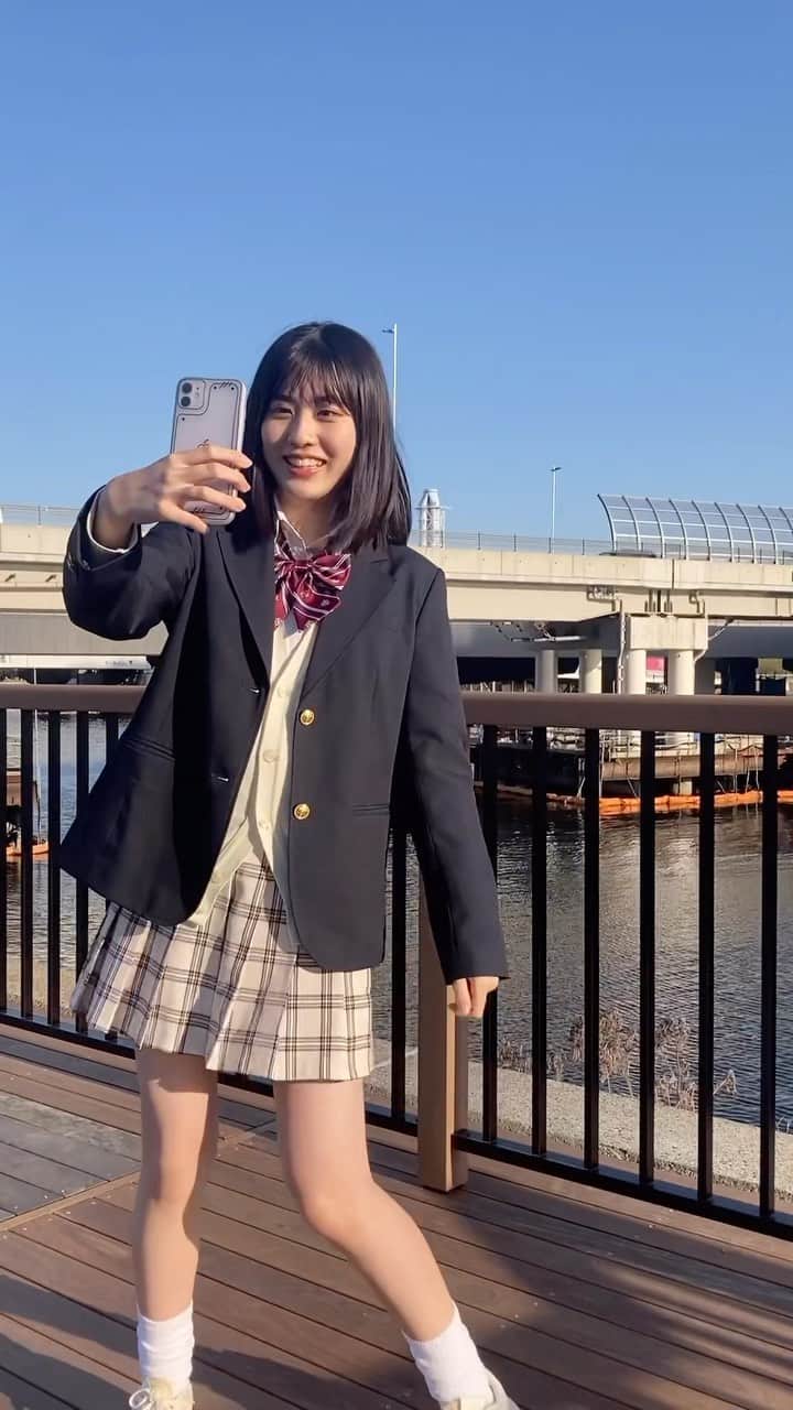 冨波心さんのインスタグラム動画 - (冨波心Instagram)「誰もいなかったので歌ってました~ #冨波心 #スターダストプロモーション #高校生 #高校1年生 #女子高校生 #制服 #jk ...