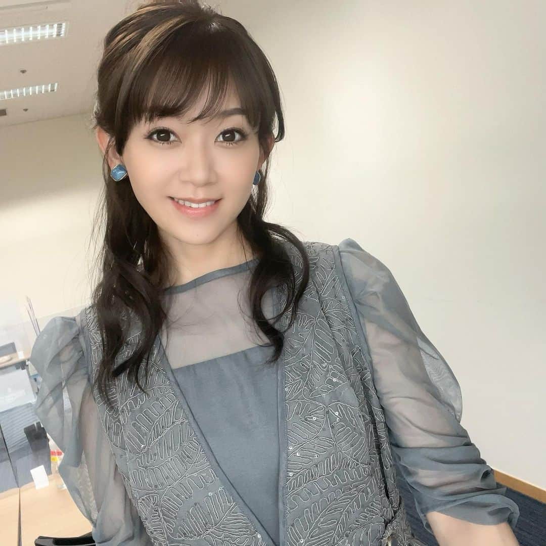 岡部玲子さんのインスタグラム写真 - (岡部玲子Instagram)「本日の衣装とヘアアレンジ👗🪞 (@leja__official )さんのワンピースは プライベートでも チェックしたり購入 ...