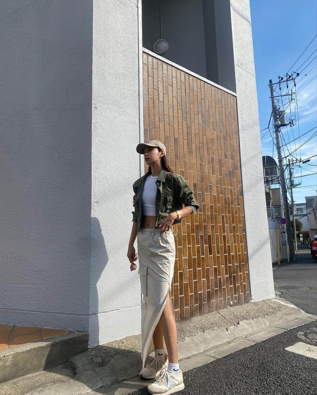 石井エミリーさんのインスタグラム写真 - (石井エミリーInstagram)「🐍👟☀️ jacket @aclent_official tops @zara skirt @emoda ...