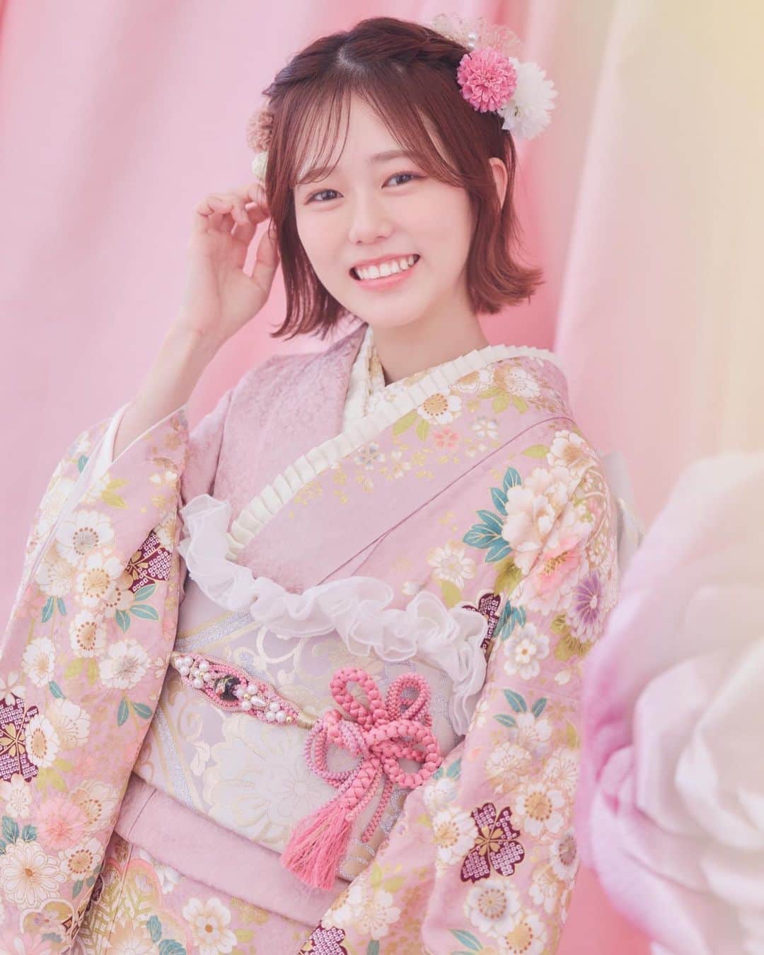 川口葵さんのインスタグラム写真 - (川口葵Instagram)「. KIMONO LARMEで素敵な振袖を着させていただきました！ くすみピンクの振袖に和の花柄が可愛かったです💐 成人式の時 ...