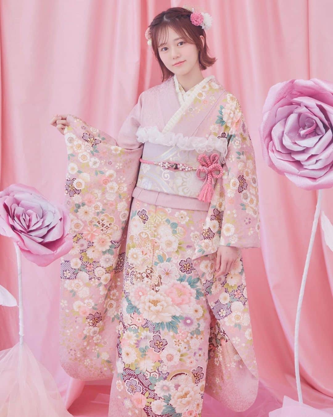 川口葵さんのインスタグラム写真 - (川口葵Instagram)「. KIMONO LARMEで素敵な振袖を着させていただきました！ くすみピンクの振袖に和の花柄が可愛かったです💐 成人式の時 ...