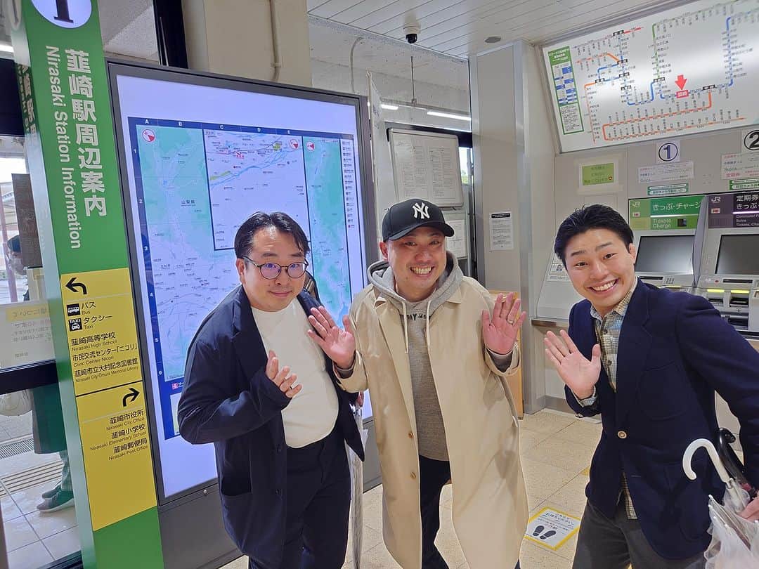桂宮治さんのインスタグラム写真 桂宮治instagram 「韮崎駅に着いたら 春風亭弁橋さんと古今亭今いちさんが居た♪ 同じエリアで開演
