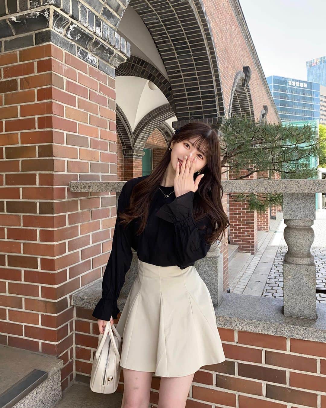 星乃まひろさんのインスタグラム写真 - (星乃まひろInstagram)「ちょっとガーリーめだった日🐈‍⬛♡ tops: @classicalelf_official 襟元のギャザーと ...