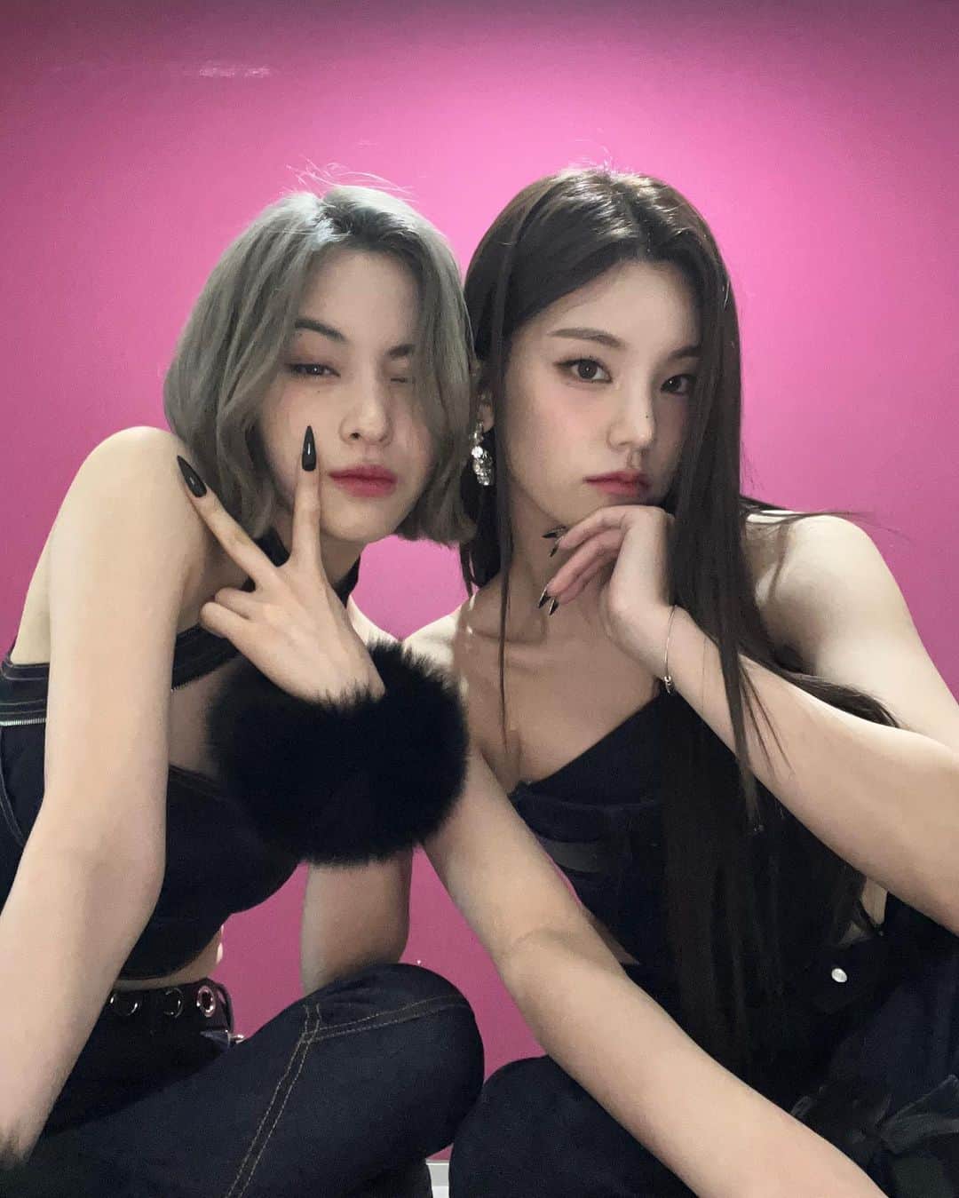 ITZYさんのインスタグラム写真 - (ITZYInstagram)「생일 축하한다 앞으로도 사랑만 받아라 HBD🖤」4月17日 10時 ...