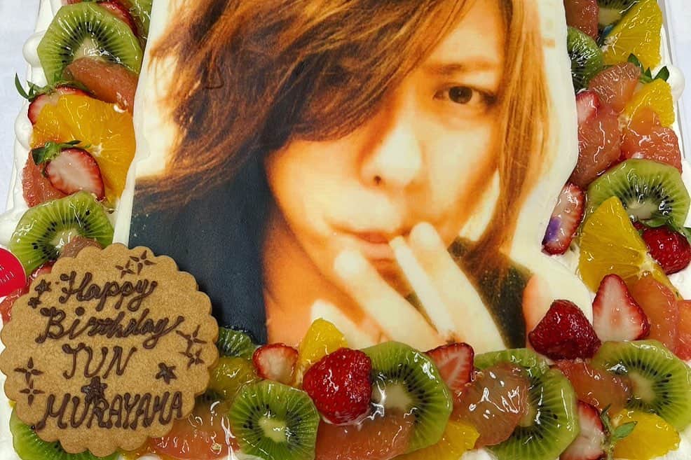 村山☆潤さんのインスタグラム写真 - (村山☆潤Instagram)「40歳になりました！ 中1の時はじめてコピーしたバンドに祝って頂くなんて！ 30代は、がむしゃらに目の前の音楽と向き合って ...