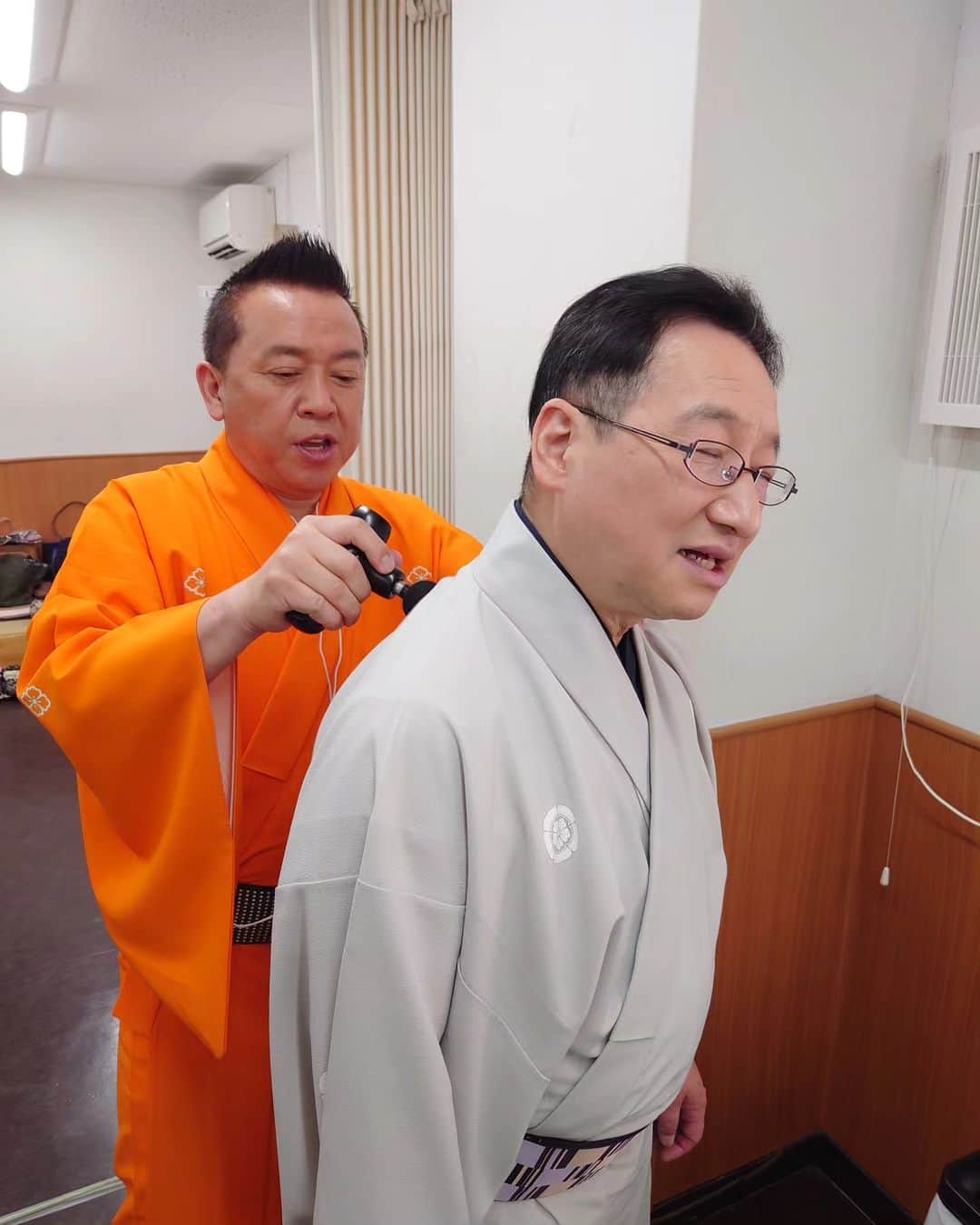 桂宮治さんのインスタグラム写真 桂宮治instagram 「『笑点』収録前の楽屋 たい平師匠が自分に低周波治療器をつけながら、小遊三師匠