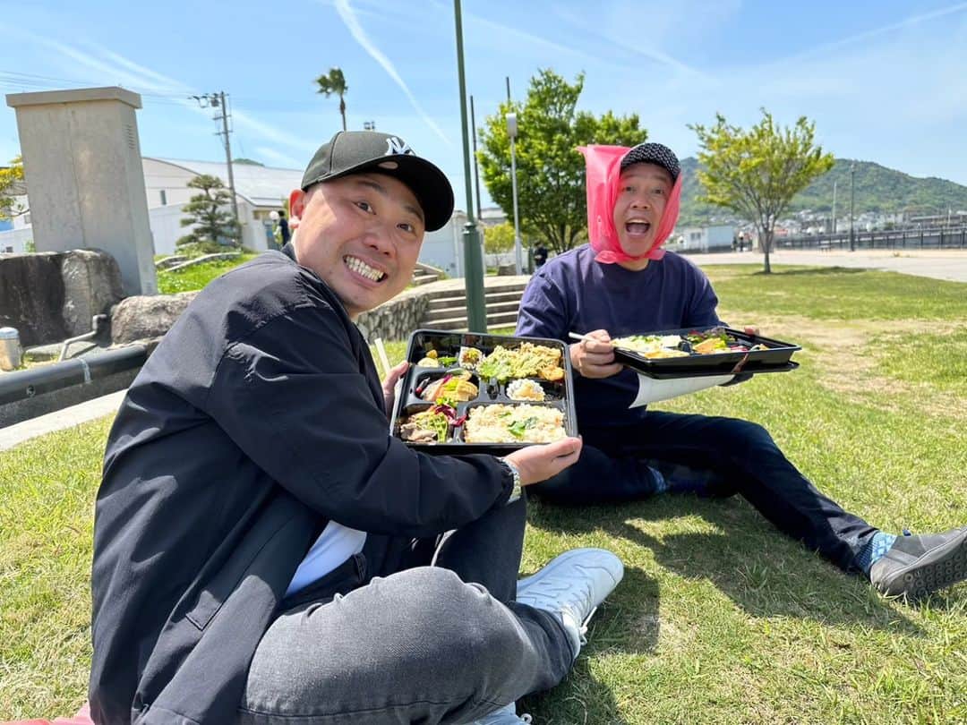 桂宮治さんのインスタグラム写真 桂宮治instagram 「ピクニックに来てるじゃないよ… 仕事だよ ピンクの人はキャディーさんじゃ