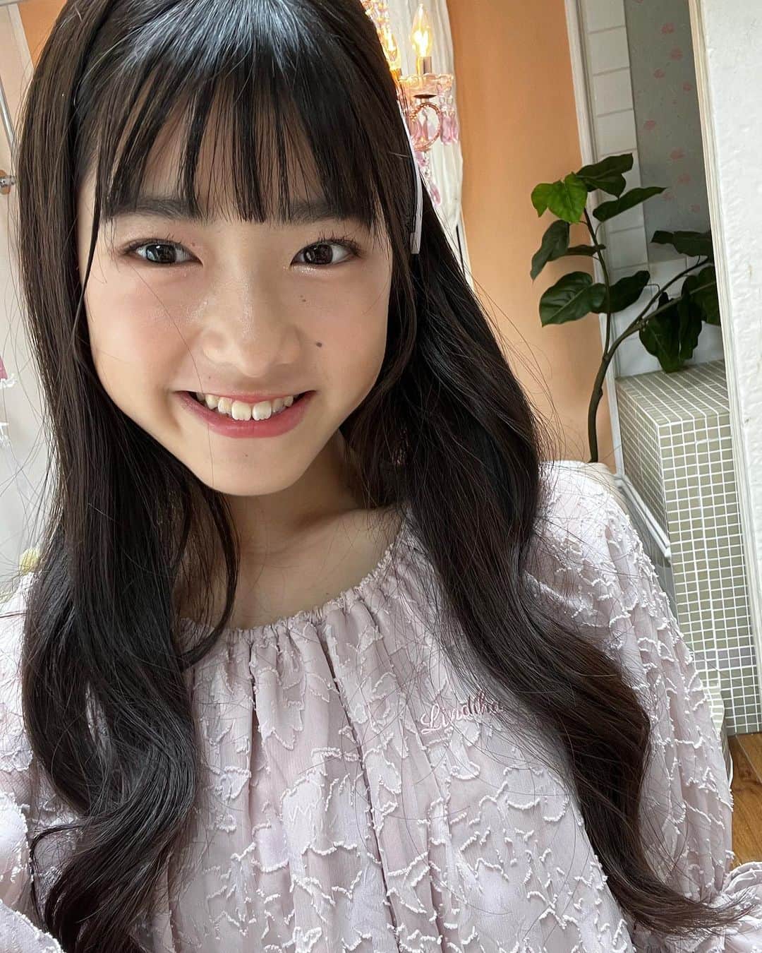 豊川亜咲さんのインスタグラム写真 - (豊川亜咲Instagram)「୨୧ *⑅ ︎·̩͙ . Lindiha🎀撮影のオフショット .• 自撮り🤳ドアップ🫠 花柄のウエストシャーリングトップス ...