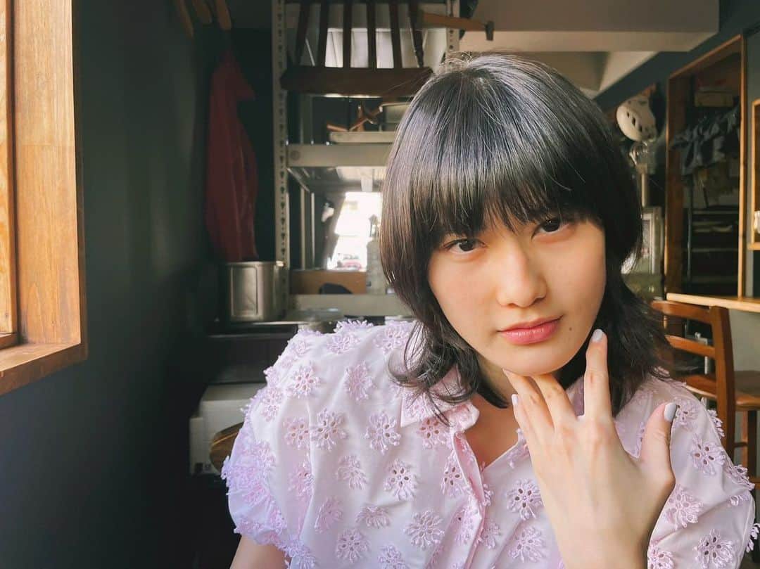 橋本愛さんのインスタグラム写真 橋本愛instagram 「ある曇りのち雨のち晴れた午後の日☀️ 太陽に向かってドライブ、幸せ 狐の