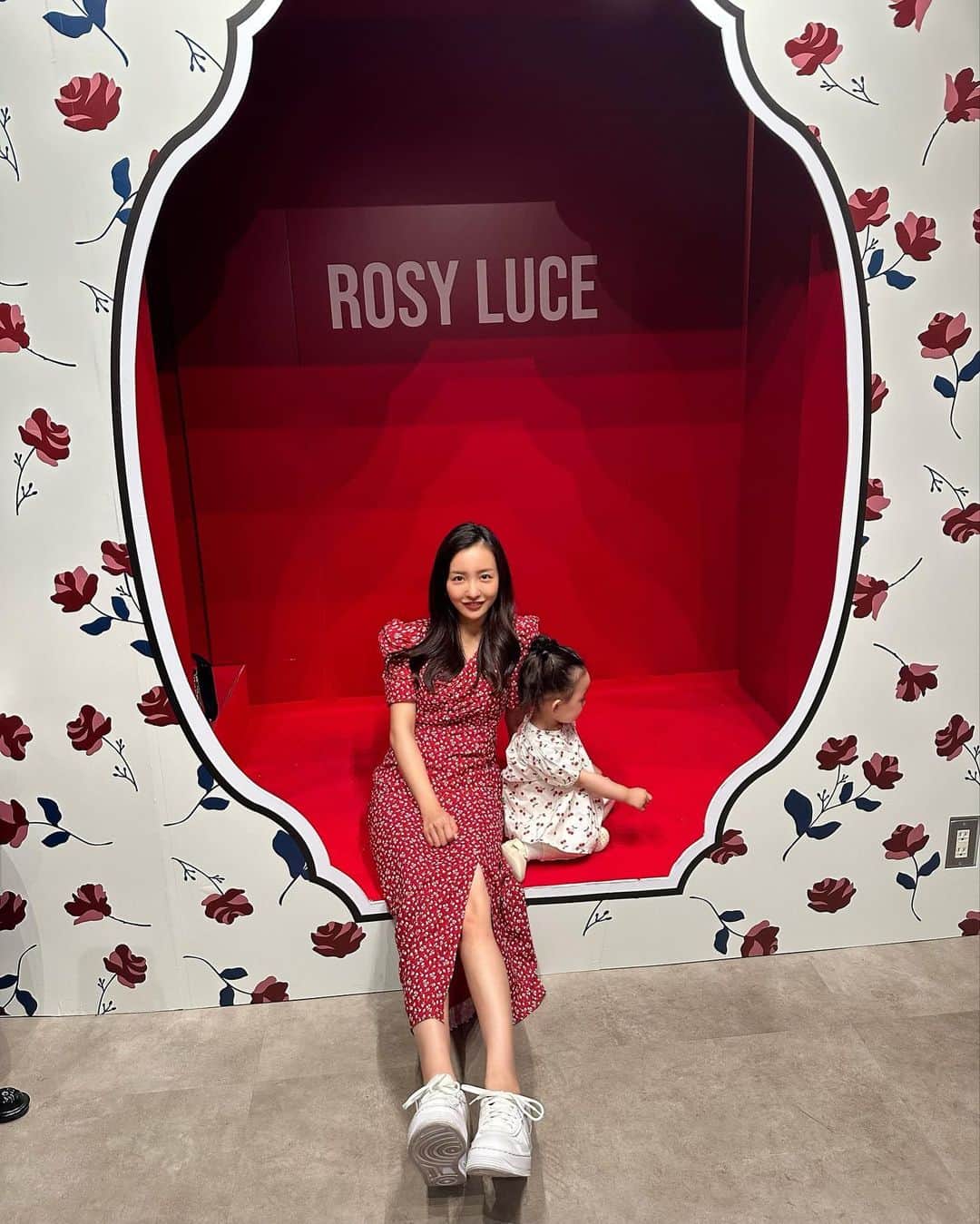 板野友美さんのインスタグラム写真 - (板野友美Instagram)「Rosy luce salonの内観🌹 メインdressの柄をフレームにしました♪ 1枚目、2枚目のお洋服凄くタイプ ...