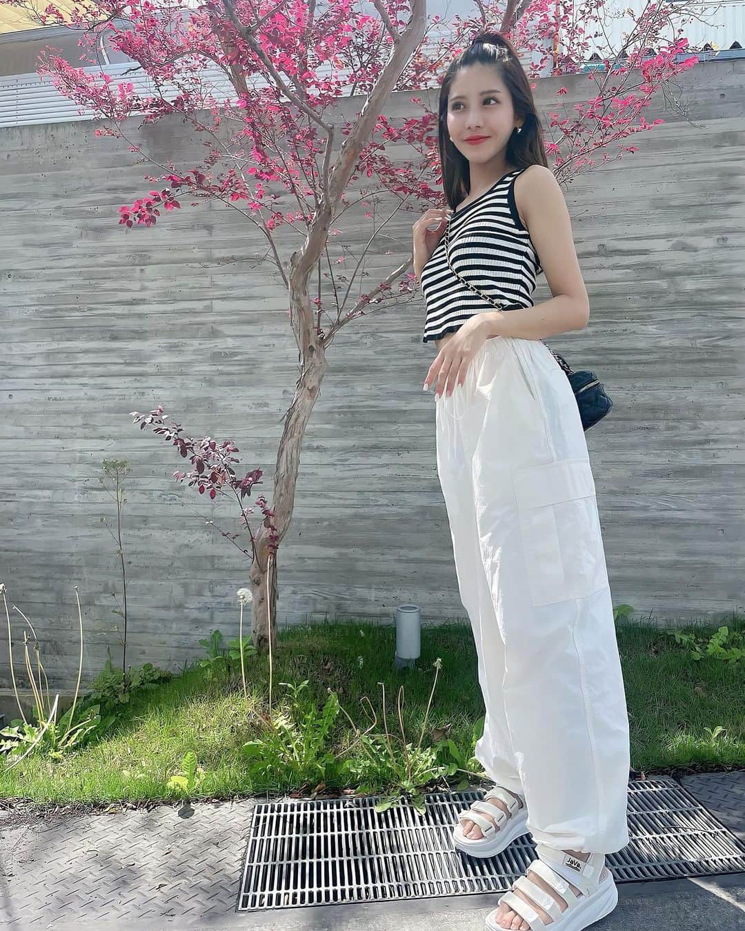 伊藤莉子さんのインスタグラム写真 - (伊藤莉子Instagram)「． もう気分は夏🌻ww 夏大活躍間違いなしのサンダルget♥ 👡 (@classicalelf_official ...