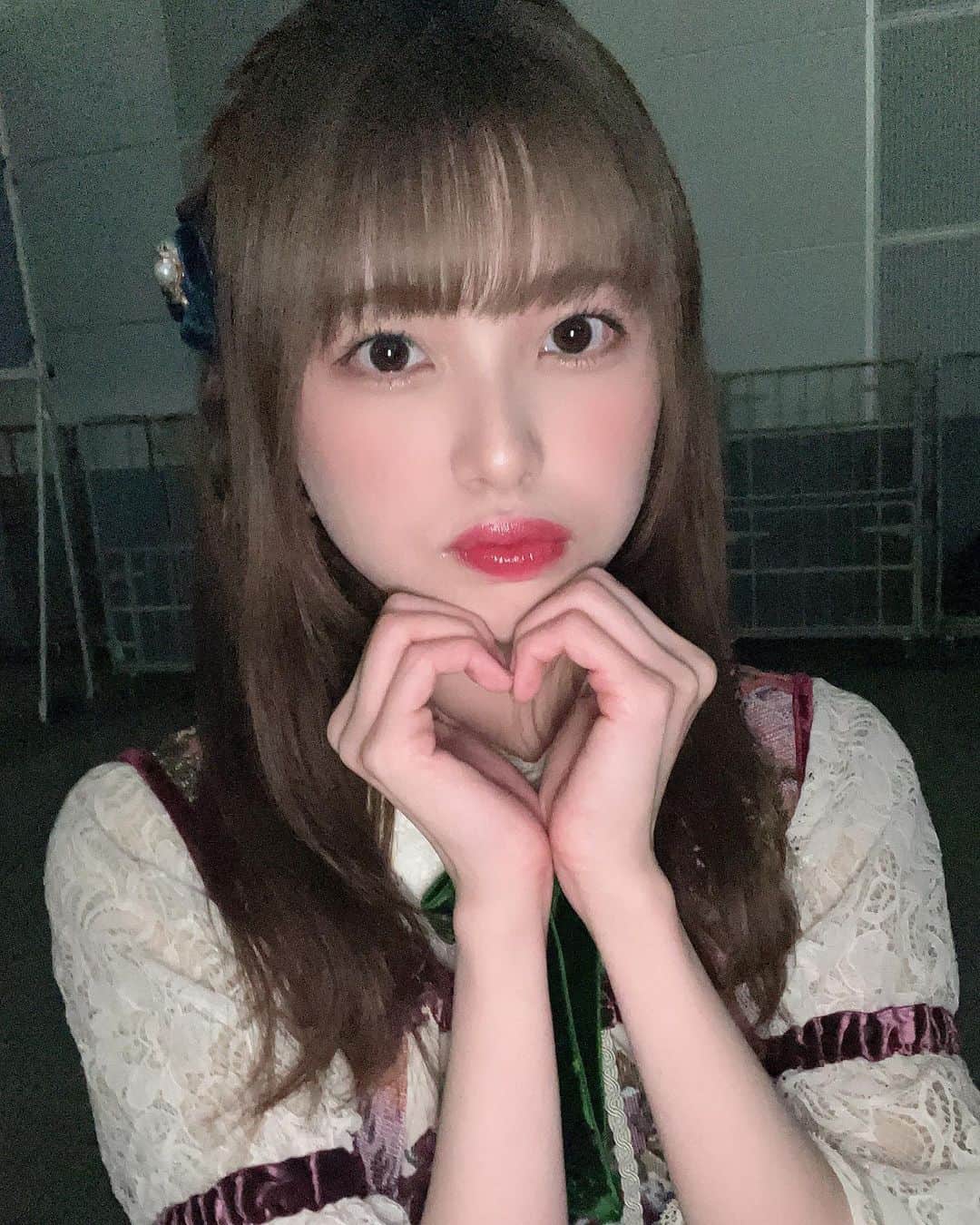 地頭江 音々さんのインスタグラム写真 - (地頭江 音々Instagram)「ポスターがこのポーズだったからこのポーズばっかり🫶 #🫶」4月 ...