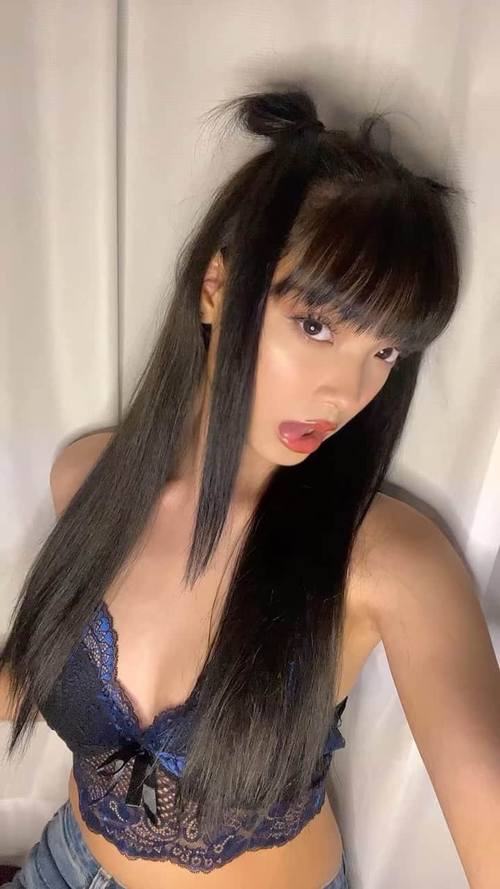 RIANさんのインスタグラム動画 - (RIANInstagram)「皆さん、こんばんは！💙🖤 キュート＋セクシーなリアン、 この表情は好きですか？ 🐰🫶🏼 Hello~ 🖤💙 Cute ...